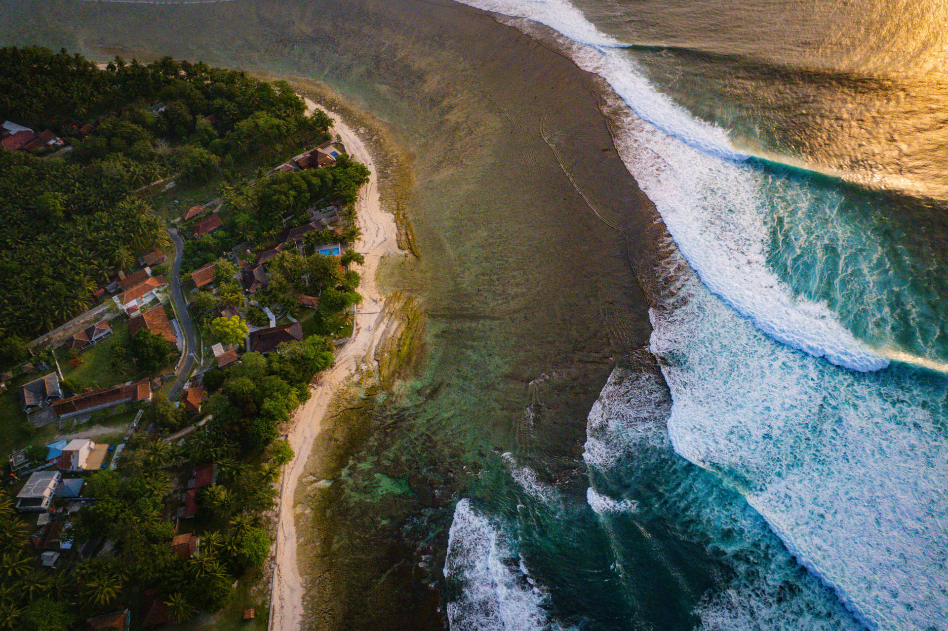 Waves - Sumatra Surf Resort
